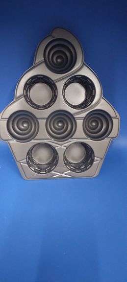 ICE CREAM CONE CAKE PAN - Auctionology LLC